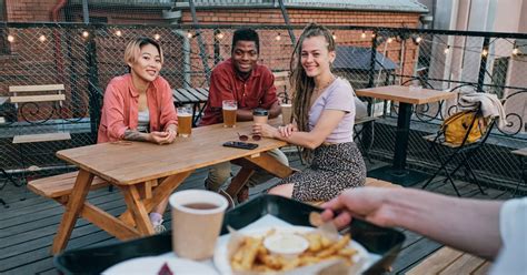디저트 패스트 푸드 및 음료가 담긴 쟁반을 들고 웨이터를보고있는 세 명의 행복한 젊은 문화 간 친구 사진 Unsplash의 여자 친구와 남자 친구 이미지