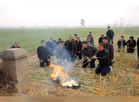 十月三十日上午尚派老家门人在师祖尚云祥先生和恩师尚芝蓉先生坟前叩拜！众弟子心中励志，绝不辜负先辈赋予的责任和希望，请先辈放心，弟子们有决心，有
