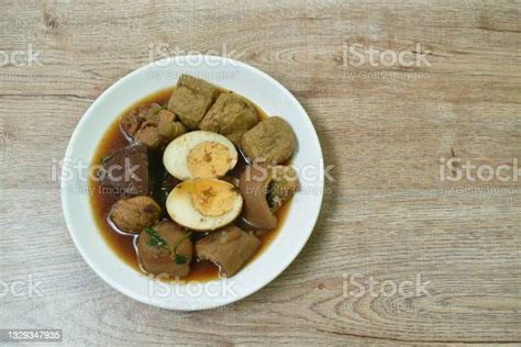 허브 브라운 수프와 돼지 다리에 두부를 곁들인 삶은 반쪽 자른 달걀 갈비 음식에 대한 스톡 사진 및 기타 이미지 갈비 음식