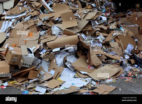 Altpapier für Recycling auf einer Deponie Waste paper for recycling in a landfill Stock Photo