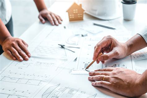 팀 엔지니어 그리기 그래픽 계획 및 작업 장에서 건축 프로젝트에 대 한 회의 25 29세에 대한 스톡 사진 및 기타 이미지