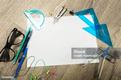 Notebook Kosong Dan Pensil Dengan Kacamata Di Atas Meja Kayu Foto Stok