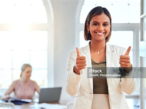 엄지 손가락 사업가 초상화 및 관리자 성공 현대 사무실에 대한 지원 및 신뢰 행복한 여성 리더는 승리 동기 부여를 축하하고