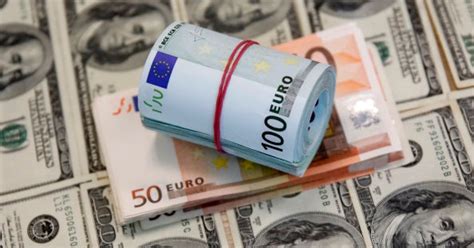 Curs valutar februarie Cât valorează un euro și un dolar