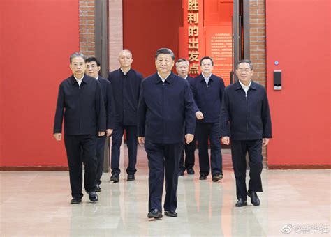 习近平带领中共中央政治局常委赴陕西延安瞻仰延安革命纪念地 手机新民网