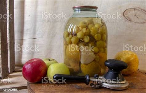 설탕에 절인 과일 지하실 선반 정에 신선한 과일 통조림 홈메이드 컴포트에 대한 스톡 사진 및 기타 이미지 컴포트 0명 개체 그룹 Istock