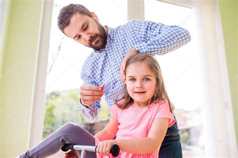 Padre Con Hija Peinándose El Pelo 2023