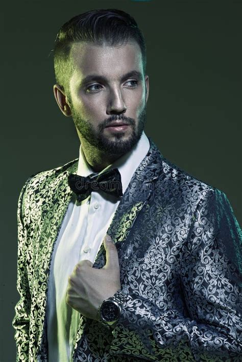 Jeune Homme Sexy Dans Le Costume Photo Stock Image Du Simple Gens