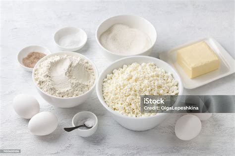 두부 로얄 치즈 케이크 재료 코티지 치즈 밀가루 버터 밀가루 설탕 계란 바닐라 설탕 소금 밝은 회색 배경에 소다 맛있는 수제