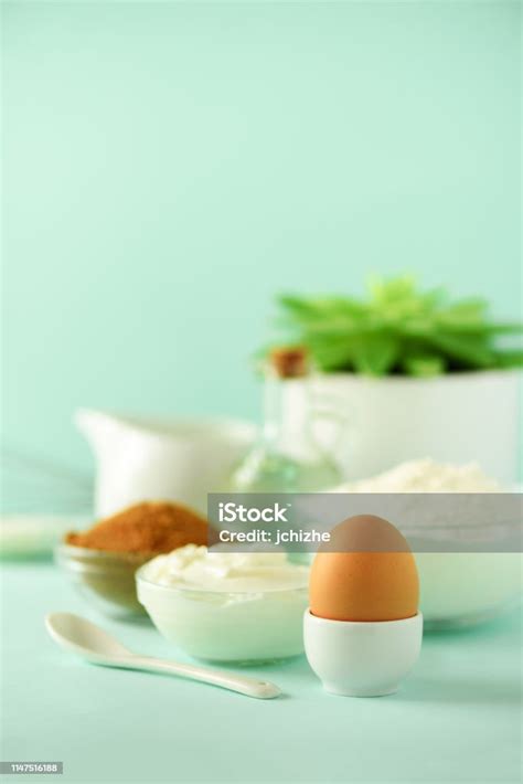 구워 시간 베이킹 재료버터 설탕 밀가루 계란 기름 숟가락 브러시 거품을 파란색 배경 위에 우유 빵집 음식 프레임 요리 개념입니다