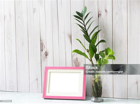 거실 인테리어 디자인 공기 정화를위한 액자와 나무와 함께 거실의 세련된 인테리어 디자인 0명에 대한 스톡 사진 및 기타 이미지 Istock