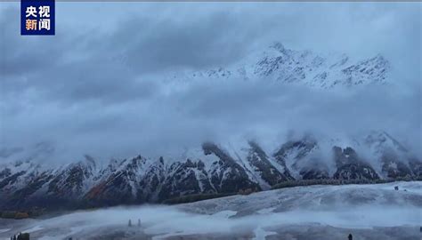 新疆阿勒泰山区迎来降雪天气，喀纳斯景区实施临时道路交通管制 极目新闻