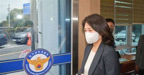 법인카드 의혹 김혜경 피의자 신분 경찰 출석질문엔 묵묵부답