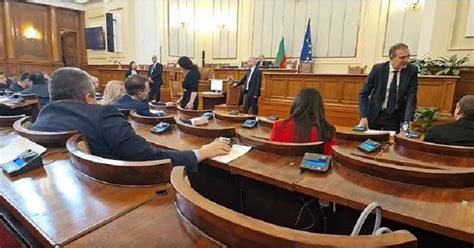 Скандал во бугарскиот парламент Пратениците на БСП пренесуваа во живо затворена седница на