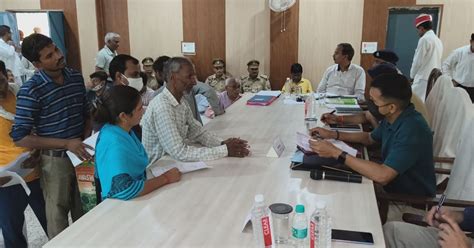 संपूर्ण समाधान दिवस पर आई शिकायतों को टीम गठित कराते हुए निस्तारित करें