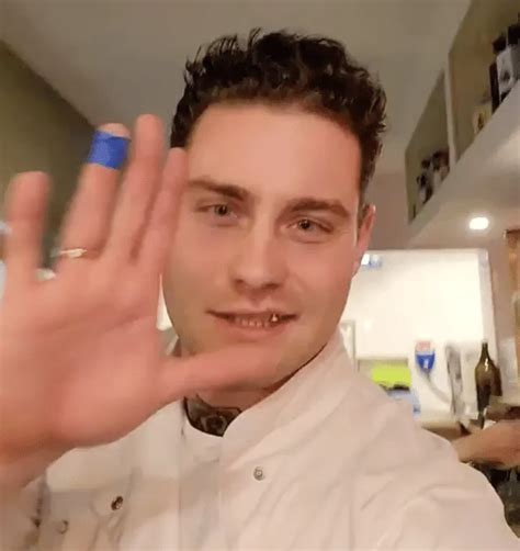 Douwe Bob Gaat Live En Laat Per Ongeluk Lijntje Cke Zien Op Zijn Aanrecht