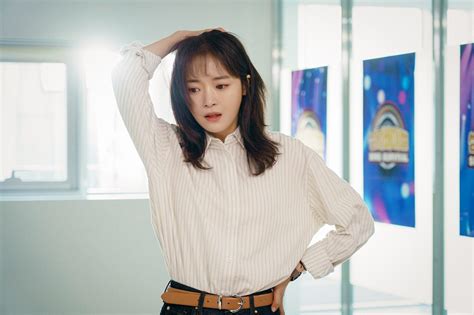 Kim Min Gue Shines As The Heavenly Idol Watch The Premiere On Tvn Asia