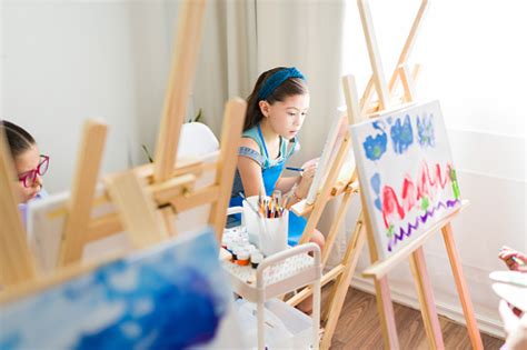 미술 수업에서 작은 이젤에 그림을 그리며 창의력과 예술적 기술을 연습하는 학생들 2명에 대한 스톡 사진 및 기타 이미지 2명