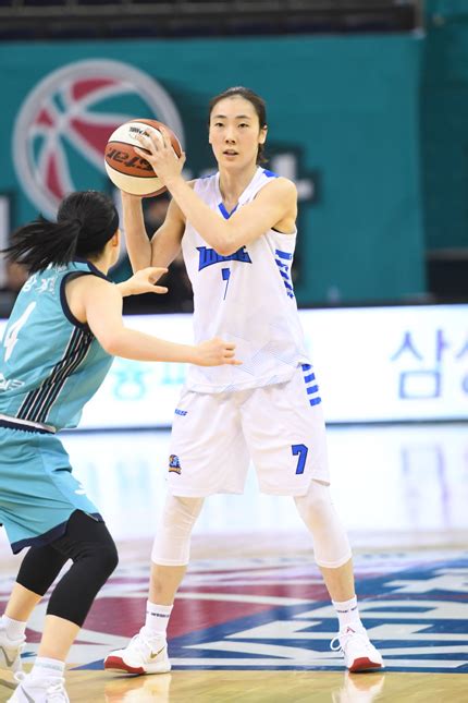 박혜진 25점 우리은행 하나은행 꺾고 3연패 탈출 공동 선두