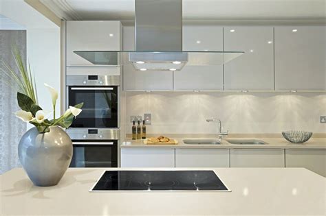 Стеклянные фартуки для кухни: виды, особенности, фото