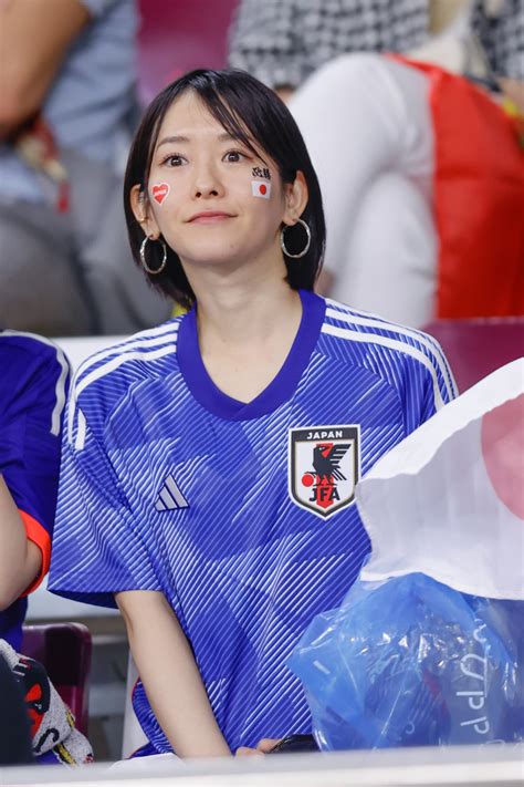 ユニフォームから着物まで！森保ジャパンの快進撃を支えた「勝利の女神たち」美しすぎる応援姿 Fridayデジタル