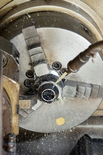 스핀 들 척 및 설치 금속 부품에 포켓 고정밀 Cnc 산업 선반 선반 기계 Cnc 기계는 금속 부분에 여분의 가장자리를 잘라 척 드릴 부속품에 대한 스톡 사진 및 기타