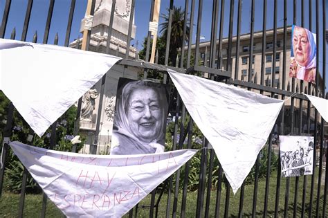 Las Cenizas De Hebe De Bonafini Fueron Esparcidas En Plaza De Mayo El