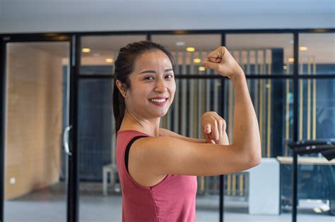 Gadis Di Gym Meregangkan Otot Menunjukkan Kekuatan Kesehatan Yang Baik