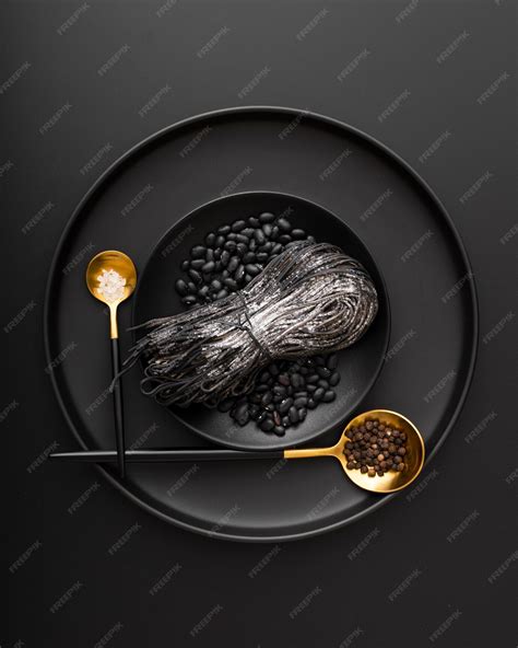 Черные тарелки с макаронами и фасолью на темном фоне | Бесплатно Фото