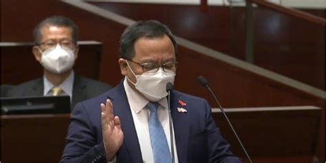 港媒：香港立法会4名当选议员宣誓就任，李家超监誓手机新浪网