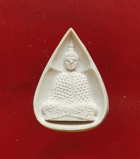 พระเนื้อผงปี ๒๕๓๐ ปัจจุบัน พระแก้วมรกตทรงเครื่องฤดูหนาว หลัง ภปร เนื้อผง วัดบวรนิเวศวิหาร ปี 2530