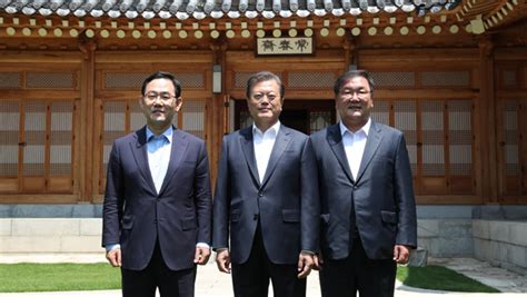 문 대통령 청와대서 여야 원내대표 초청 오찬 시작