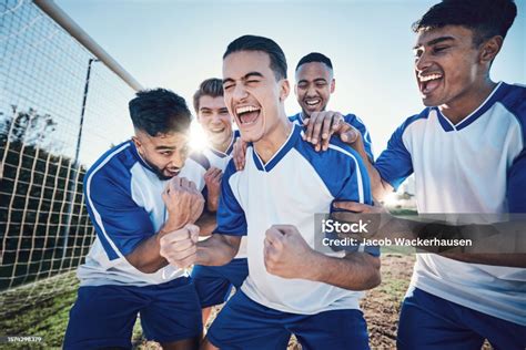 팀과 행복을 가진 승리 목표 및 축구 선수 남자들은 스포츠와 함께 게임을 하고 경기장에서 축하합니다 남자 선수 그룹과의 에너지