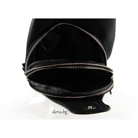 Мъжка чанта от естествена кожа триъгълна за носене през рамо отпред на гърдите или на гърба черна