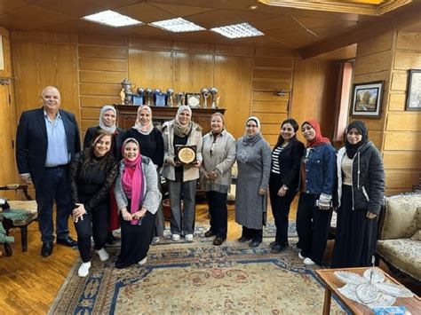 Asu تكريم عميدة كلية البنات جامعة عين شمس لطالبات شعبة الإعلام قسم
