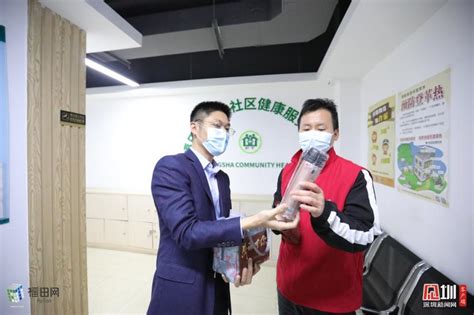 福田区政数局慰问支援防疫一线员工 防护帽礼包获好评福田网