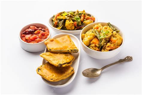 인도 힌두교 두르가 푸자 또는 푸자 축제 키차디 라브라 토마토 처트니를 위한 벵골 보그 음식 프리미엄 사진
