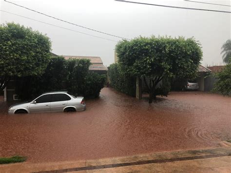 Chuva alaga casas derruba muro e queima câmeras de segurança em condomínio Foi um desespero