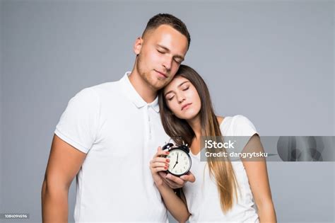 알람 시계 회색 배경에 고립 자 들고 젊은 사랑 하는 커플의 초상화 기혼에 대한 스톡 사진 및 기타 이미지 기혼 남자 친구 백인종 Istock