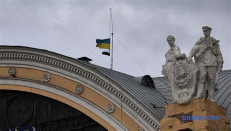 На залізничних вокзалах України підняли біло чорний прапор на підтримку полонених Новини