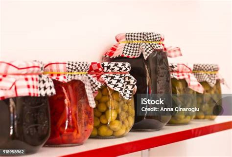 채소고추 토마토 피 클과 절인 오이 유리 직물 커버와 항아리 과일에 대한 스톡 사진 및 기타 이미지 과일 레스토랑 마늘 Istock