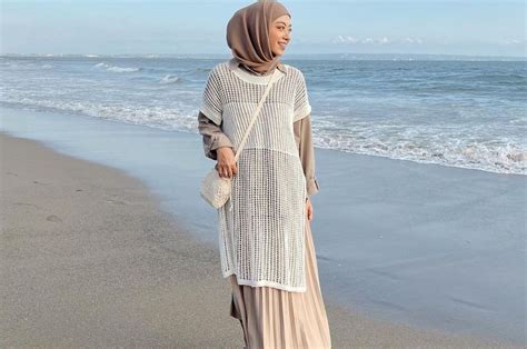 5 Inspirasi Outfit Ke Pantai Hijab Yang Modis Buat Foto Ootd Cewekbanget