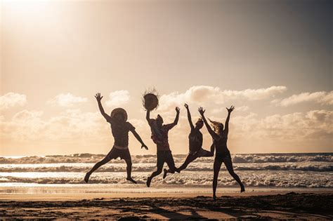 사람들의 그룹은 배경과 실루엣 시체에 하늘과 일몰 동안 해변에서 함께 행복 점프친구 들을 위한 여름 휴가 휴가 야외 레저 활동에