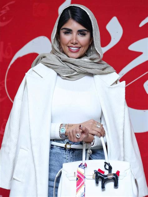 استایل زمستانی بلاگر معروف در اکران کج‌پیله؛ نگین عابدزاده با کیف سفید و شال طوسی عکس
