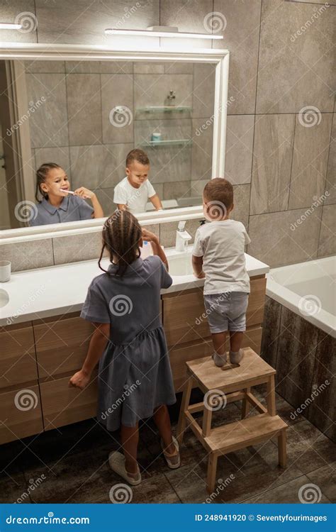 Deux Enfants Se Brossant Les Dents Dans La Salle De Bain Photo Stock