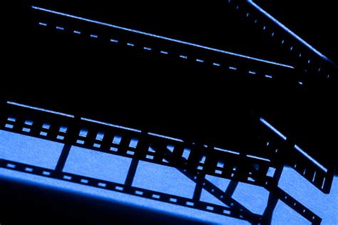 영화 배경 텍스트에 대한 장소와 파란색과 검은 색 배경에 필름 릴 스트라이프 시네마 0명에 대한 스톡 사진 및 기타 이미지 0명 개념 개념과 주제 Istock