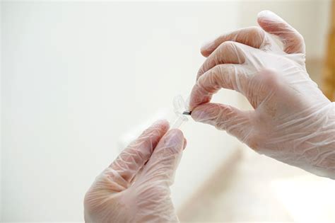 戴手套的科學家在實驗室裡採集樣本進行研究醫生手把生物材料放在試管中進行分析醫學檢查微生物學 特寫 照片檔及更多 Stem 主題 照片