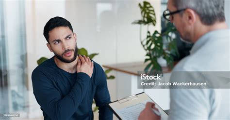 물리 치료 클립 보드 및 어깨 통증 재활 건강 관리 또는 컨설팅을 위해 클리닉에서 남성과 운동 선수와 함께 증상 의료 및 척추 지압사와 치유 조언 또는보고를 위해 사람들과