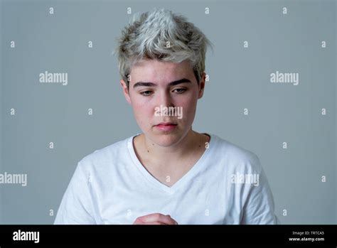 Personnes Trans Détresse Banque De Photographies Et Dimages à Haute