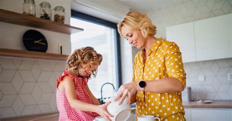 집 부엌에서 어머니와 함께 차를 마시는 행복한 귀여운 작은 소녀 사진 Unsplash의 앉아있는 소녀 이미지